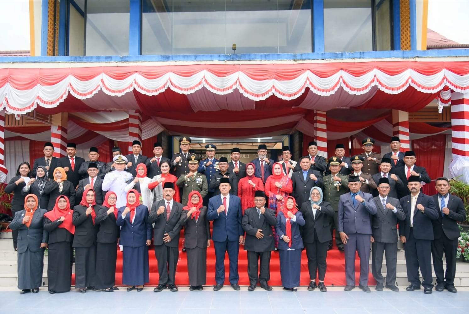 Upacara Penurunan Bendera Merah Putih HUT Ke-79 RI Tingkat Tapteng Berlangsung Khidmat ...